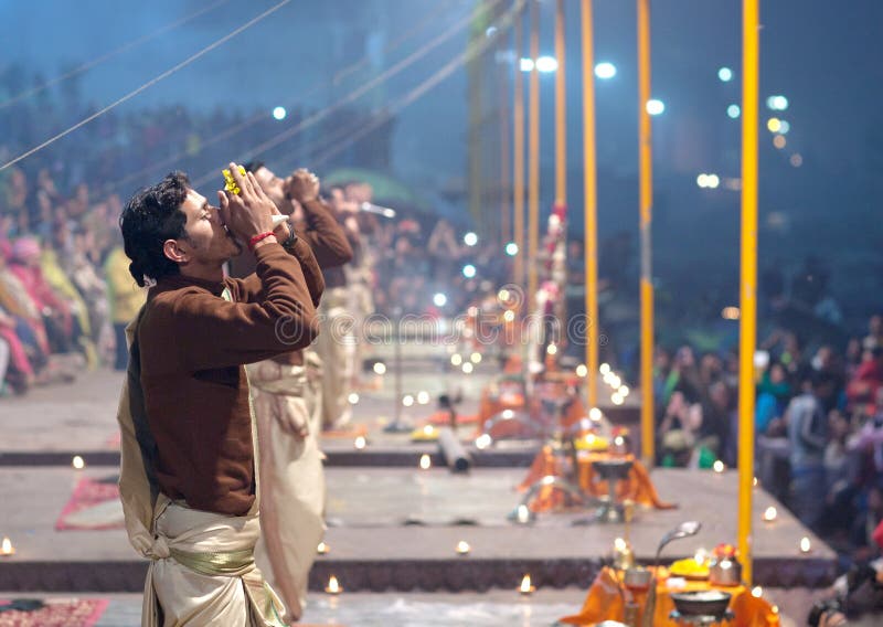Ganga Maha Aarti Ceremony a Varanasi, India Immagine Stock Editoriale ...