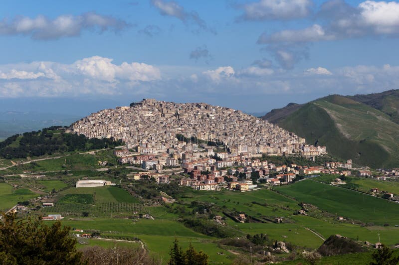 Paisaje de Gangi imagen de archivo. Imagen de nubes - 123043319