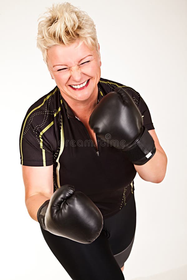 Gants De Boxe De Port De Boxe De Femme De Forme Physique De Middelaged