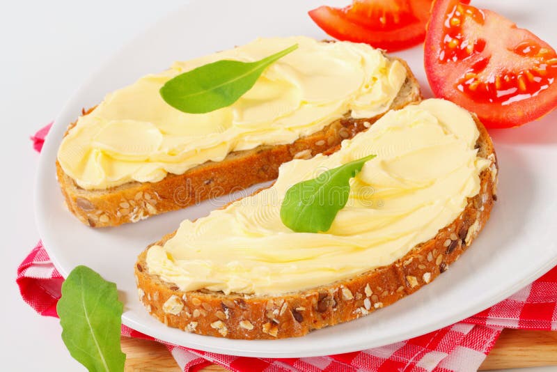 Brot mit Butter und Käse stockfoto. Bild von vollständig - 41446994
