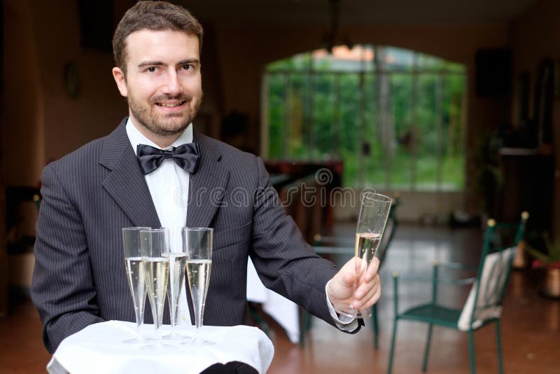 Garçom Profissional De Uniforme Está Servindo Vinho Em Um Copo. Serviço ...