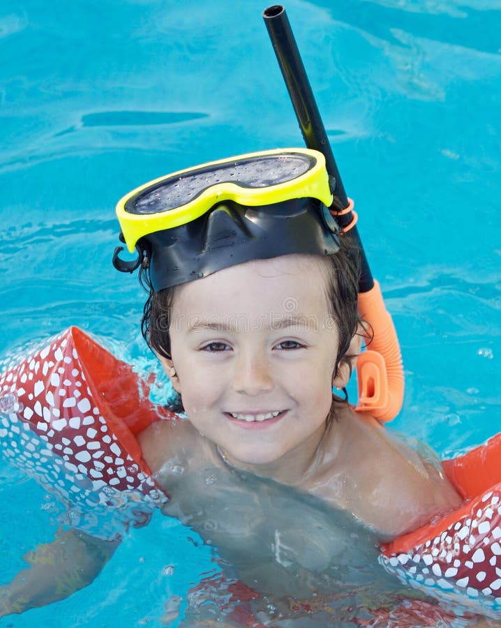 Apprentissage pour nager image stock. Image du bain, été - 957599