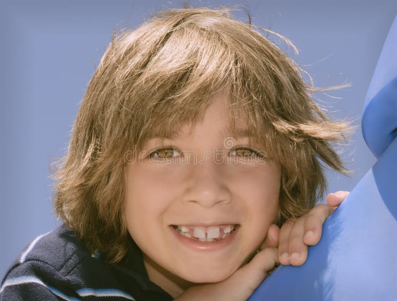 Garçon Avec Le Grand Sourire Photo stock - Image of enfant, projectile ...