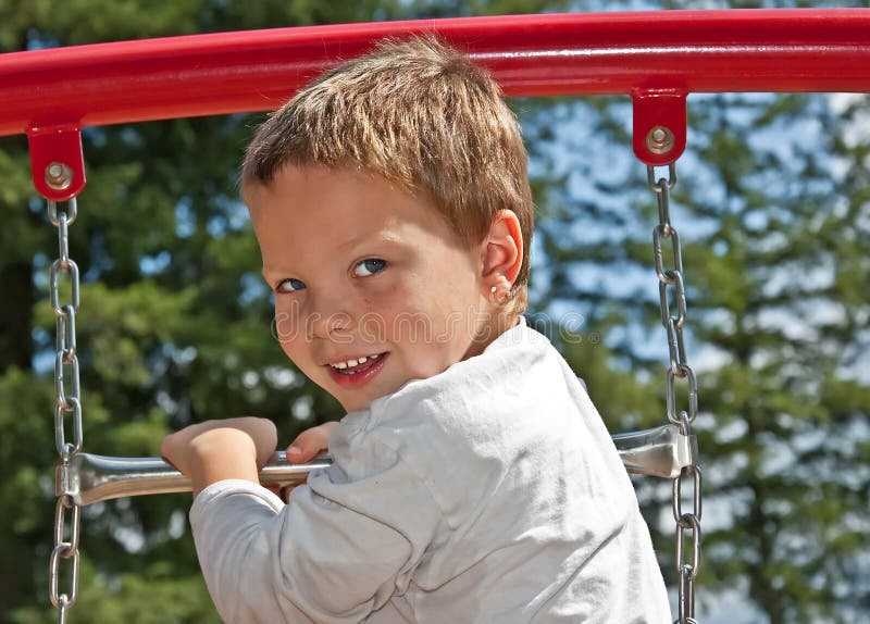 Garçon De 4 Ans Sur Le Matériel De Cour De Jeu Photo stock - Image du ...