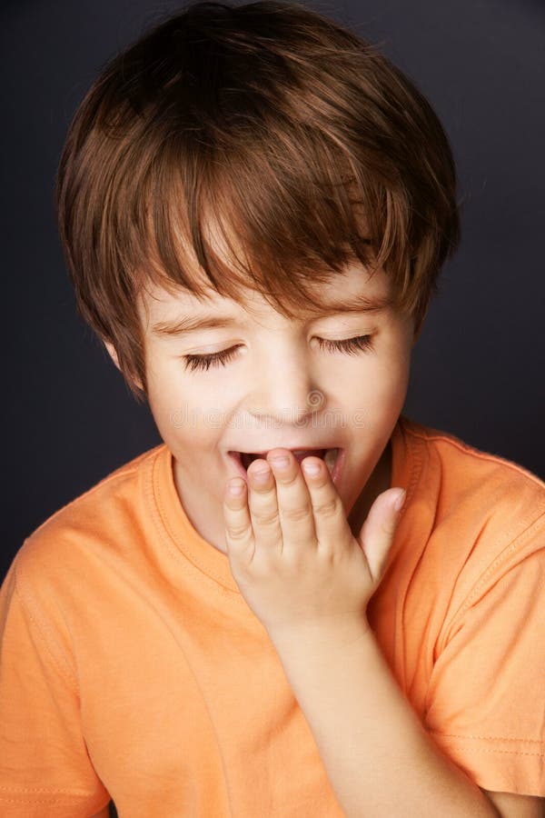 Garçon de baîllement photo stock. Image du somnolent - 16095516