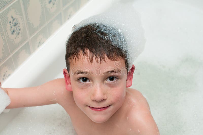 Garçon de bain moussant photo stock. Image du bain, complètement - 55813056