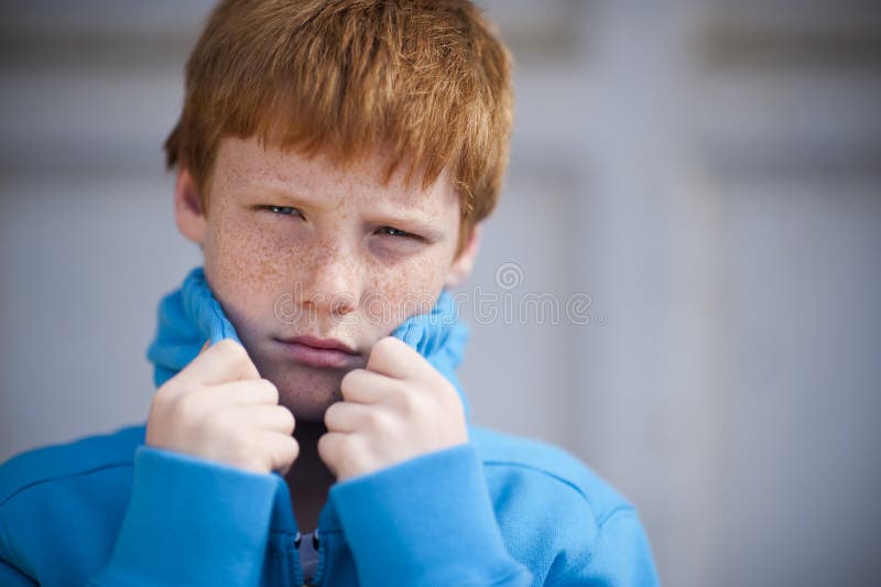 Enfant Dur Faisant Des Symboles Avec La Main Photo stock - Image du ...