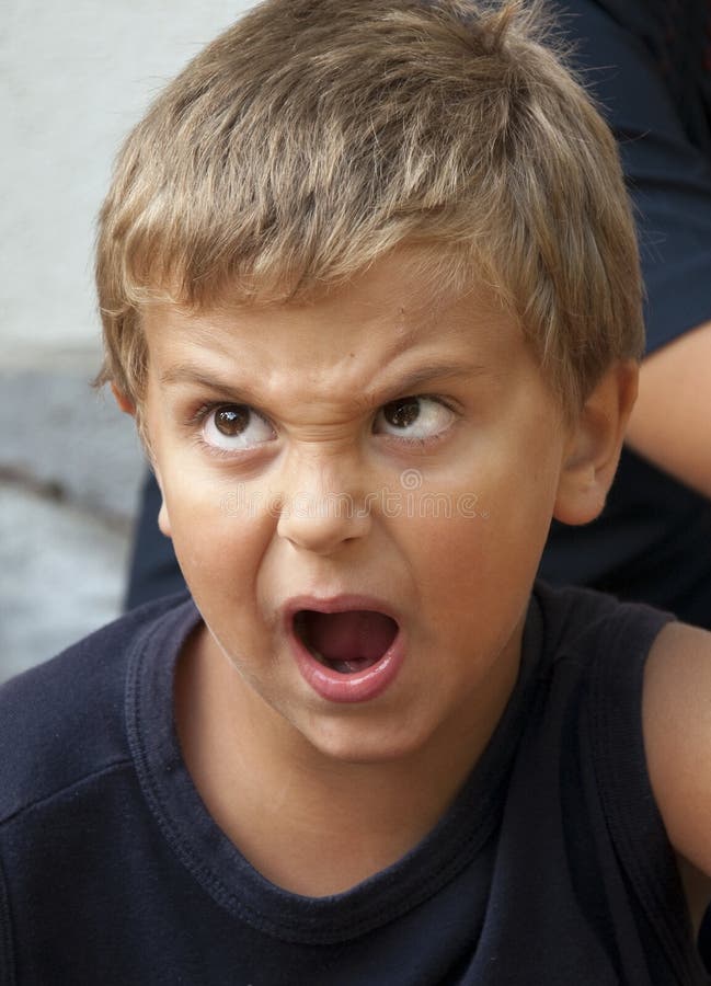 Gosse fâché photo stock. Image du émotion, verticale, enfant - 5753804