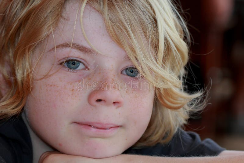 Yeux Verts Et Tache De Rousseur Photo stock - Image du blond, expressif ...