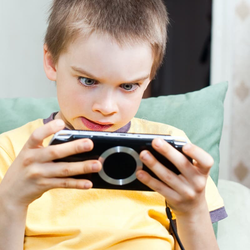 Garçon Jouant La Console De Jeu Image stock - Image du gibier, enfant ...