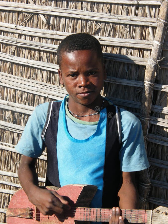 Garçon malgache indigène photo éditorial. Image du madagascar - 20428941