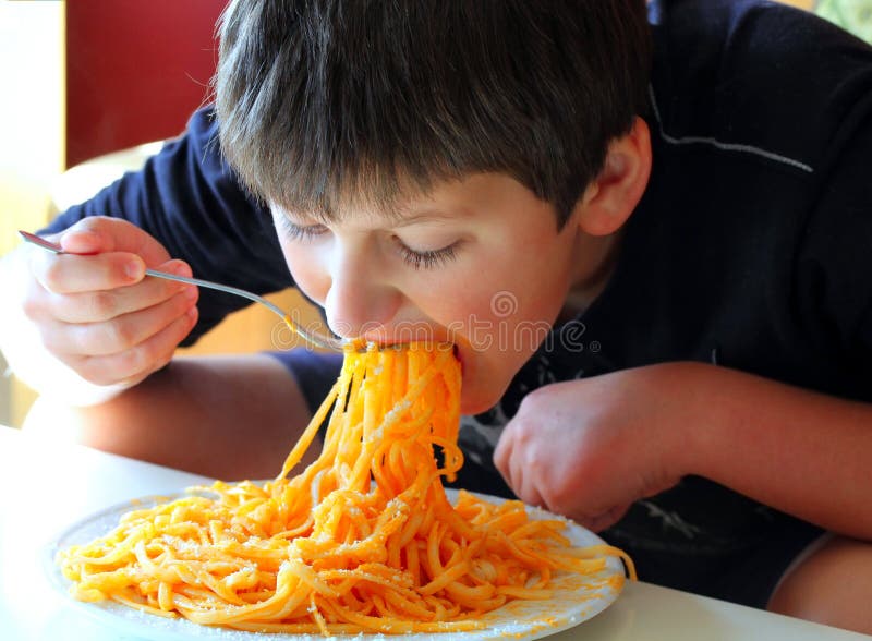 Garçon Mangeant Des Spaghetti Image stock - Image du chéri, couverts ...