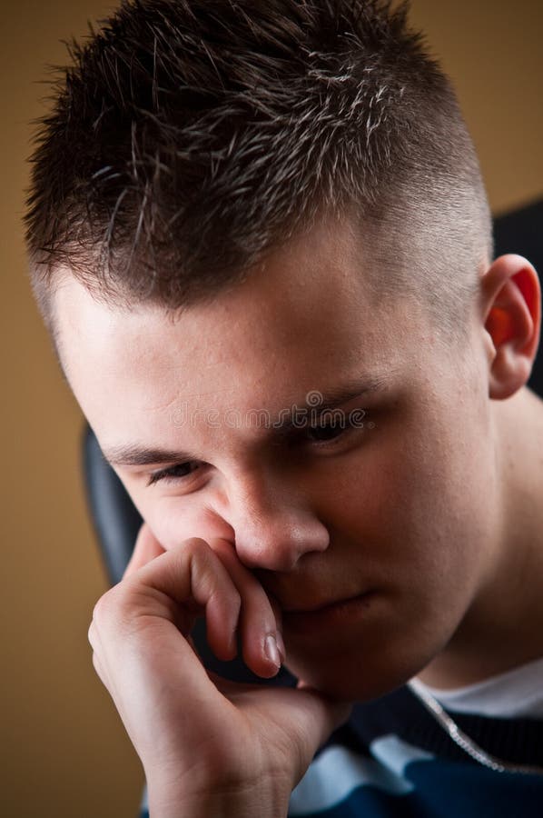 Adolescent pensif photo stock. Image du historique, préparation - 6019990