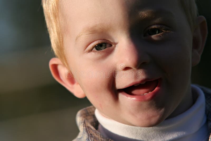Jeune Enfant Mignon De Roux Photo stock - Image du sourire, grimacer ...