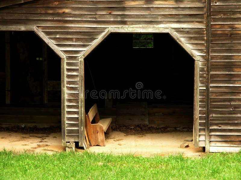 Puerta De Garaje Rústico Vintage Antiguo Aislado En Blanco Foto de ...