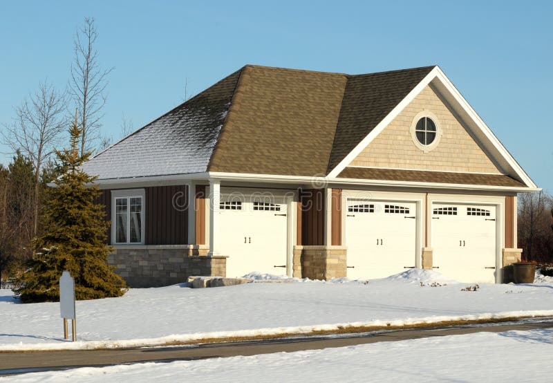 Porta tripla da garagem. imagem de stock. Imagem de tripla - 19420305