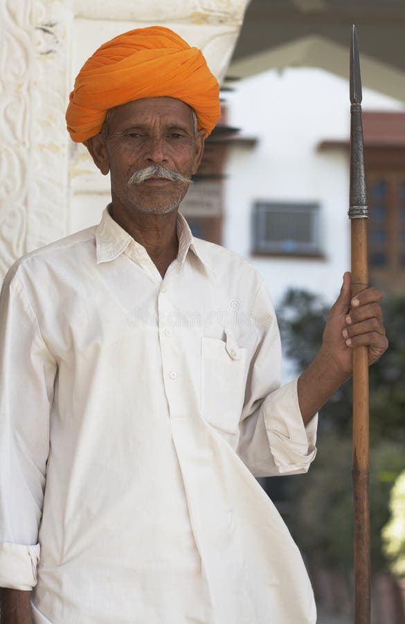Rajput Avec Le Turban Et La Boucle D'oreille Lumineux Montre Sa ...