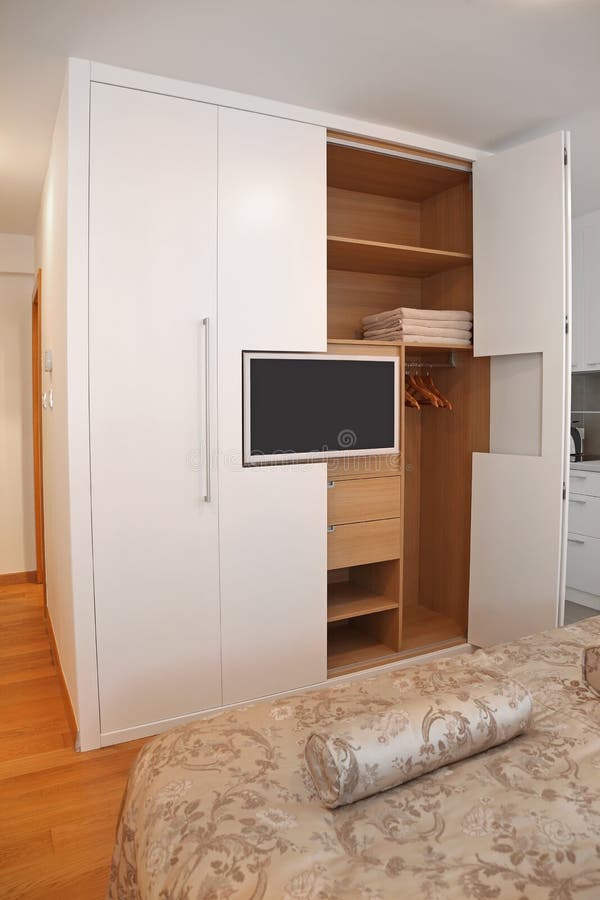 Garde-robe avec la TV image stock. Image du maison, contemporain ...