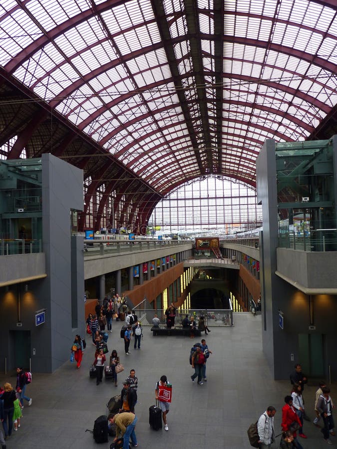 Gare Anvers photo éditorial. Image du escaliers, salle - 142051186
