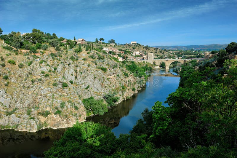 Rio De Tejo E a Ponte De Alcantara, Toledo, Espanha Imagem de Stock ...