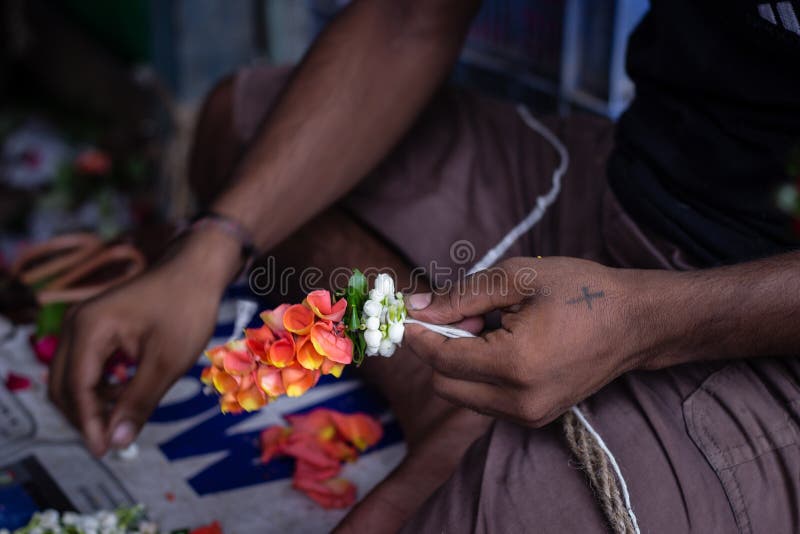 Garland Maker imagen de archivo editorial. Imagen de flor - 44620179