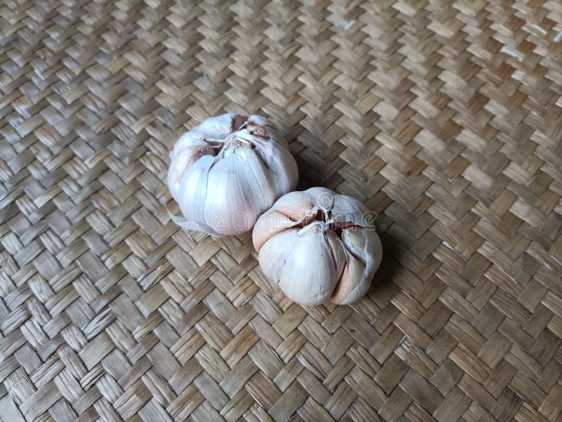 Garlic on a Woven Pandan Leaf Mat Stock Photo - Image of garlic, woven ...