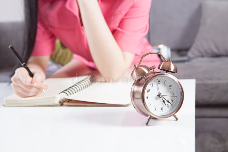 Garota anotando no caderno foto de stock. Imagem de tabela - 217281038