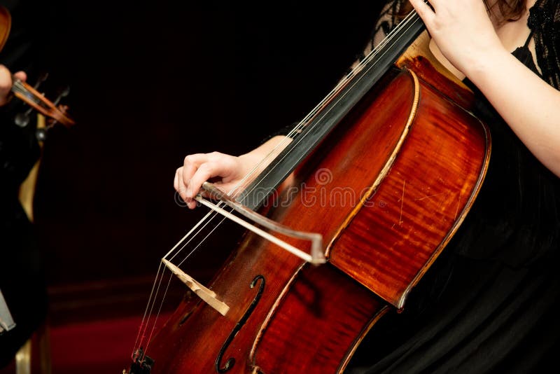 Garota Das Mãos Tocando Violoncelo Num Fundo Preto Imagem de Stock ...