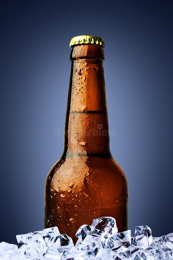 Frasco da cerveja no gelo imagem de stock. Imagem de frasco - 8859503