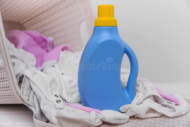 Garrafa Do Detergente Para a Roupa Na Cesta Com Roupa Suja Do Bebê Foto ...