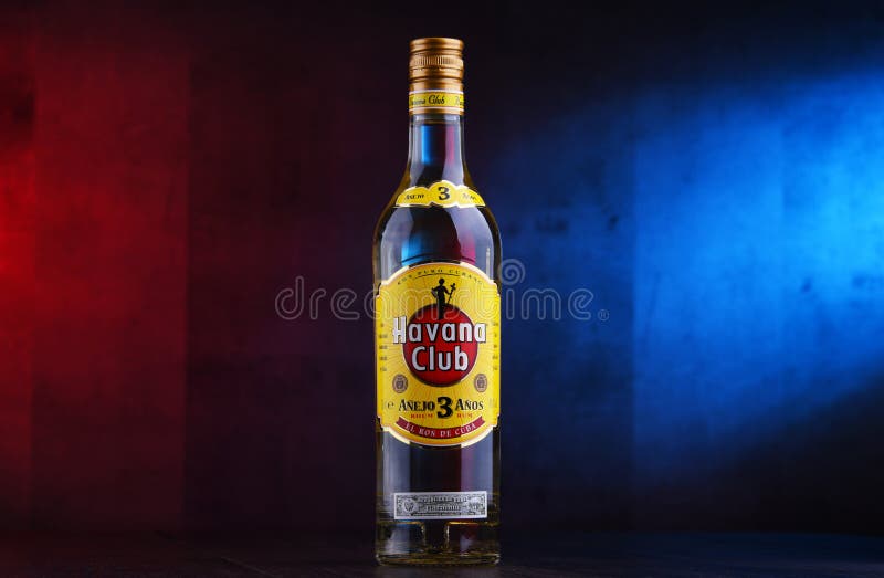 Garrafa Do Rum Do Branco De Havana Club Foto Editorial - Imagem de ...