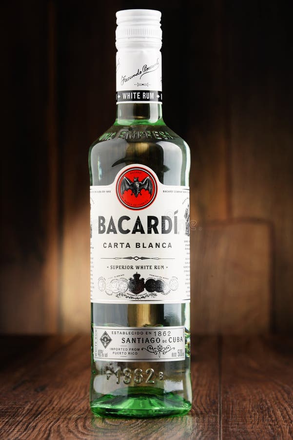 Garrafa Do Rum Do Branco De Bacardi Imagem Editorial - Imagem de vidro ...