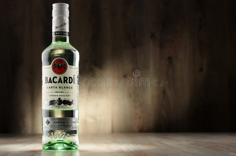 Garrafa Do Rum Do Branco De Bacardi Fotografia Editorial - Imagem de ...