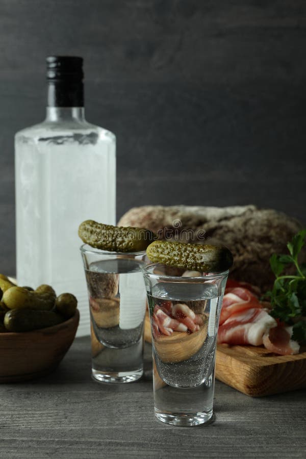 Garrafa E Doses De Vodka E Diferentes Snacks Em Mesa Cinzenta Foto de ...