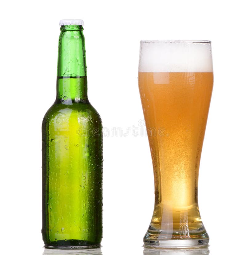 Garrafa Verde Refrigerada Com Condensado E Um Vidro Da Cerveja Pilsen ...