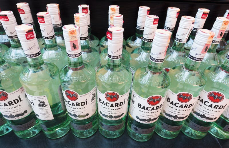 Garrafas Com Rum Branco De Bacardi Foto de Stock Editorial - Imagem de ...