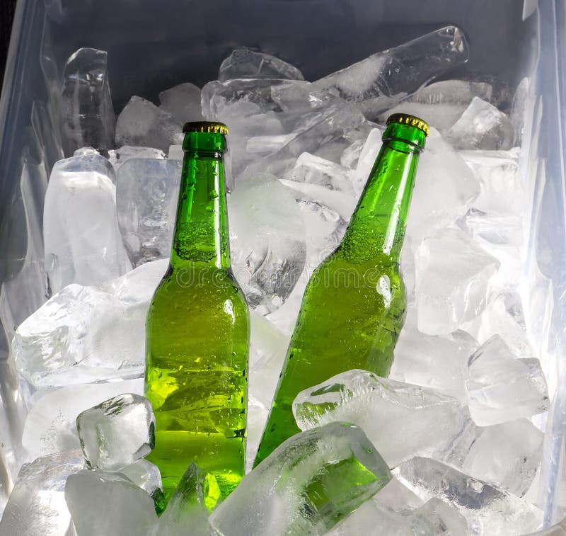 Frasco Da Cerveja No Gelo Fotos De Stock - Baixe 1,209 Fotos Royalty Free