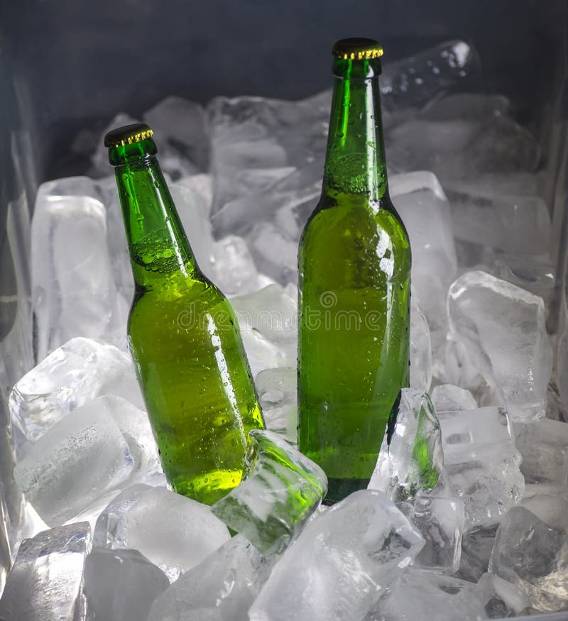 Frasco Da Cerveja No Gelo Fotos De Stock - Baixe 1,209 Fotos Royalty Free
