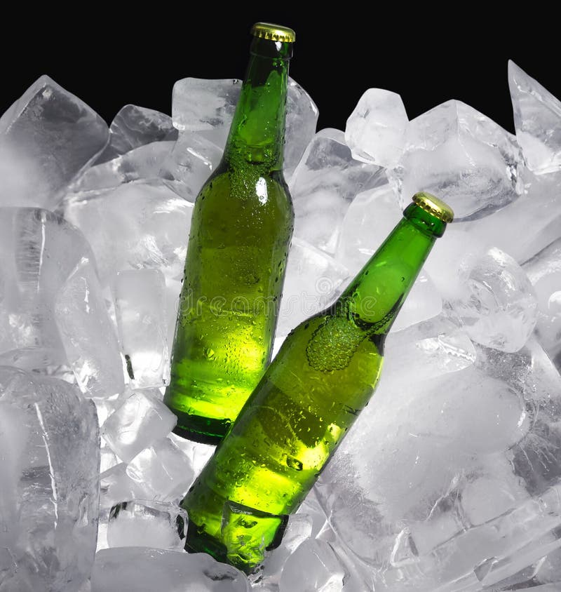 Garrafas Da Cerveja No Gelo Foto de Stock - Imagem de brilhante ...