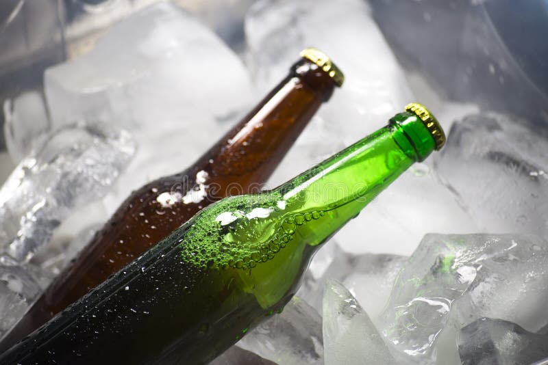 Frasco Da Cerveja No Gelo Fotos De Stock - Baixe 1,209 Fotos Royalty Free