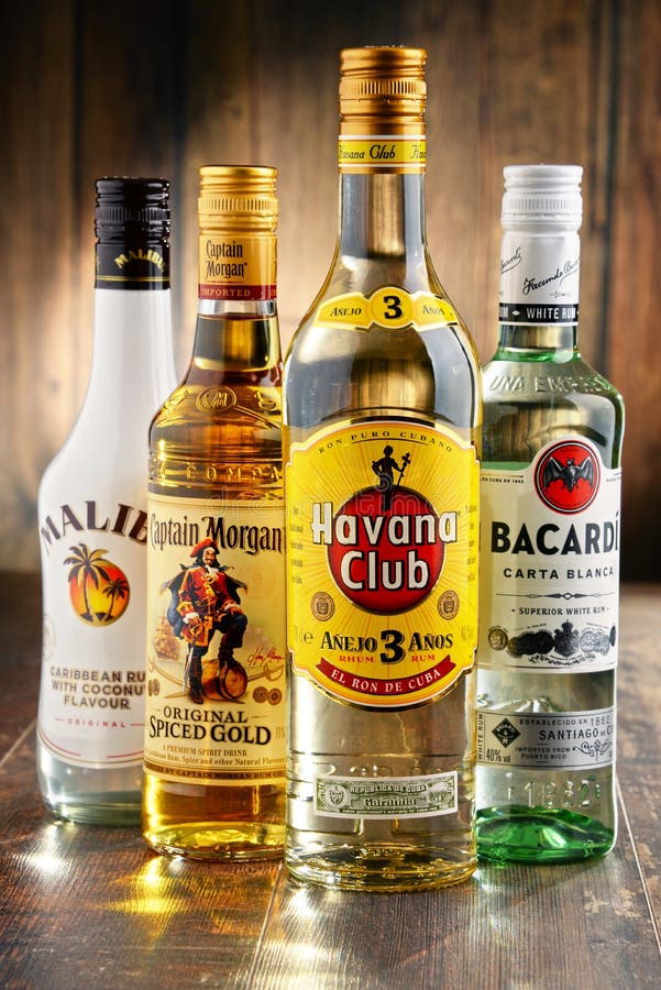 Garrafas De Tipos Globais Famosos Do Rum Foto de Stock Editorial ...
