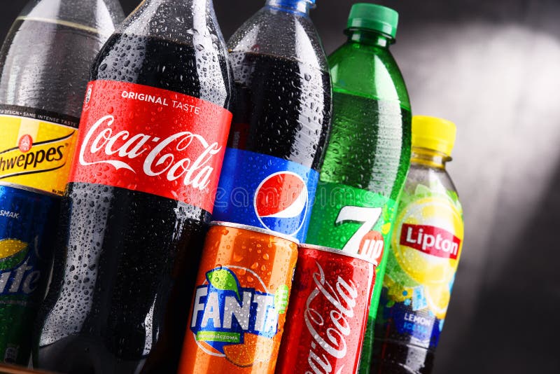 Garrafas E Latas De Refrescos Globais Sortidos Fotografia Editorial ...