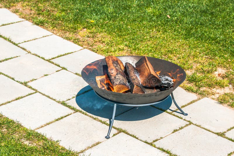 Gartenfeuer in Einem Garten Stockfoto - Bild von farbe, flamme: 72071114