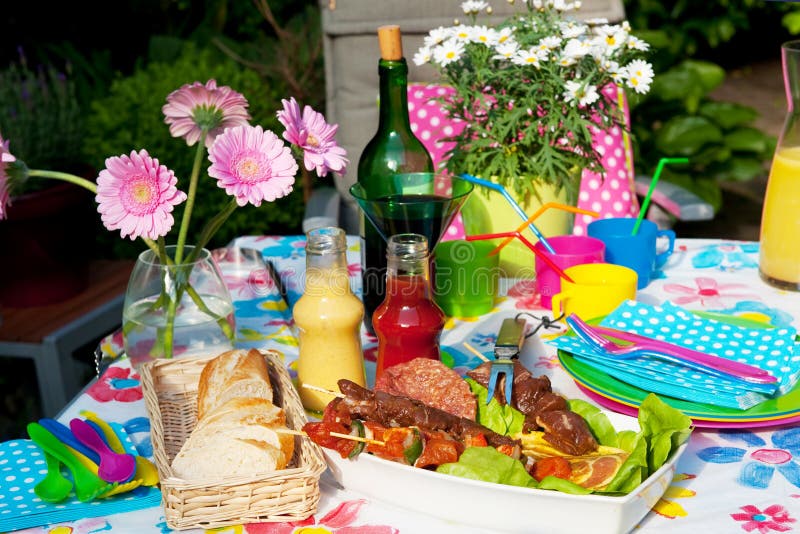 Gartenparty stockbild. Bild von blumen, trinken, hilfsmittel - 9868589