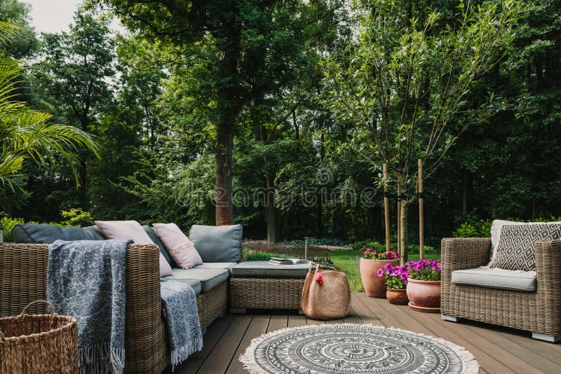 Gartenterrasse Mit Skandinavischem Korbsofa Und Couchtisch Stockbild ...