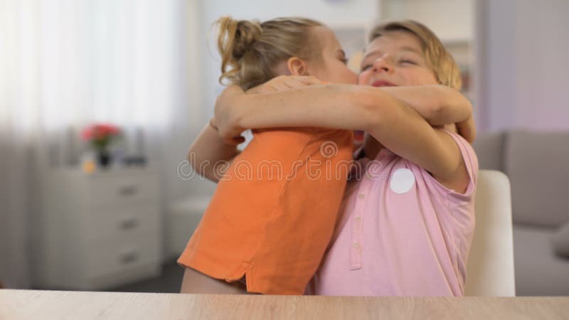 Le Frère Et Soeur Couchent Ensemble Sur Le Lit Dans La Chambre Clips