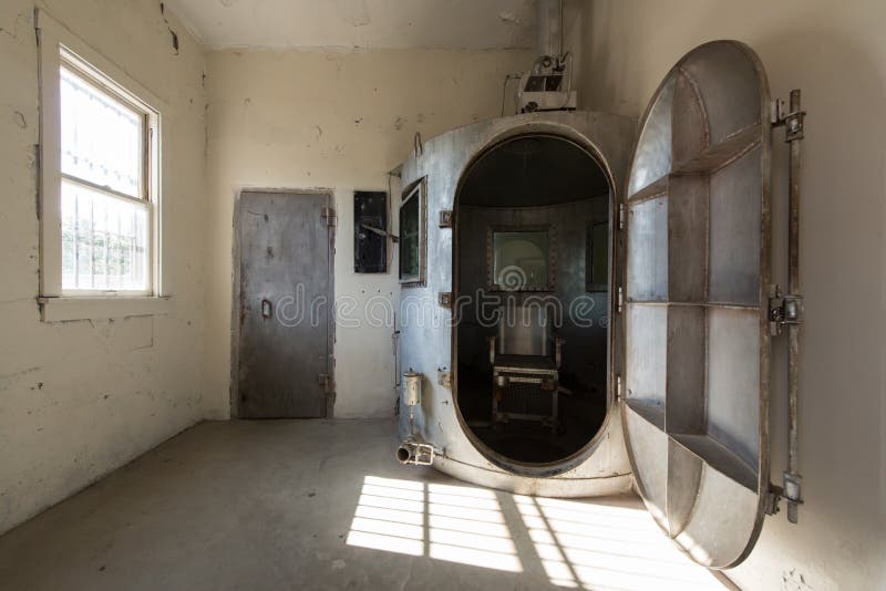 Gas chamber editorial photo. Image of chamber, door, punishment - 26276086