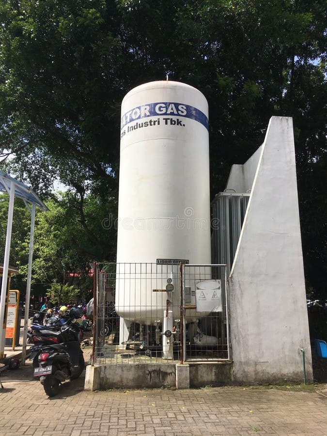 Gas tank cylinders editorial photography. Image of white - 266585582