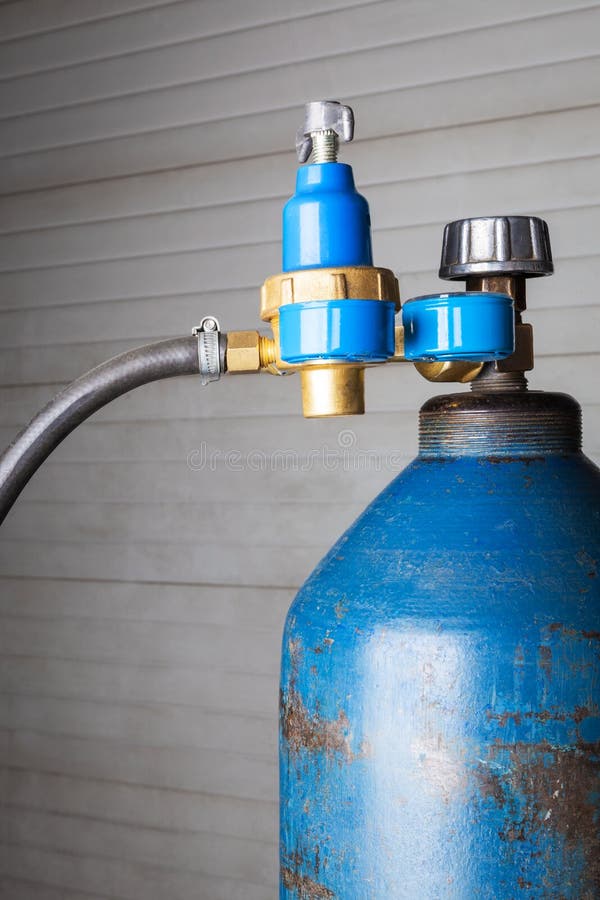 Gasfles stock foto. Image of gevaar, binnen, vuil, industrie - 80341520