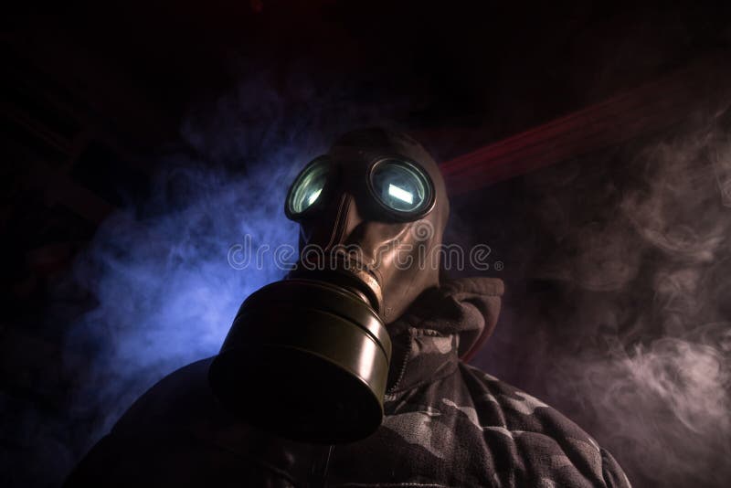 Gasmaske Mit Rauchwolken Auf Dunklem Hintergrund. Anzeichen Einer ... Gasmaske Mit Rauchwolken Auf Dunklem Hintergrund. Anzeichen Einer ...